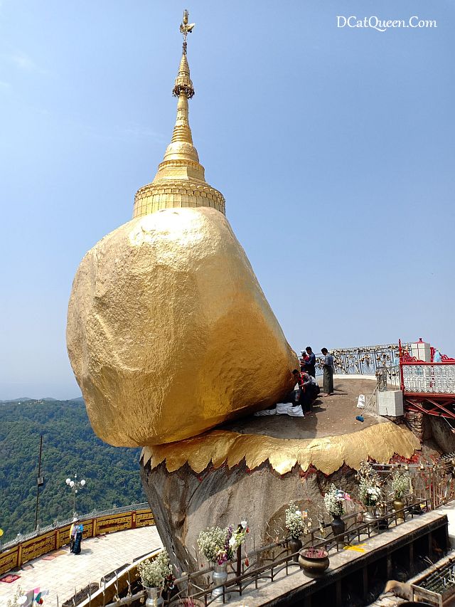 WISATA MYANMAR: GOLDEN ROCK PAGODA, BATU YANG MENOLAK GAYA GRAVITASI BUMI