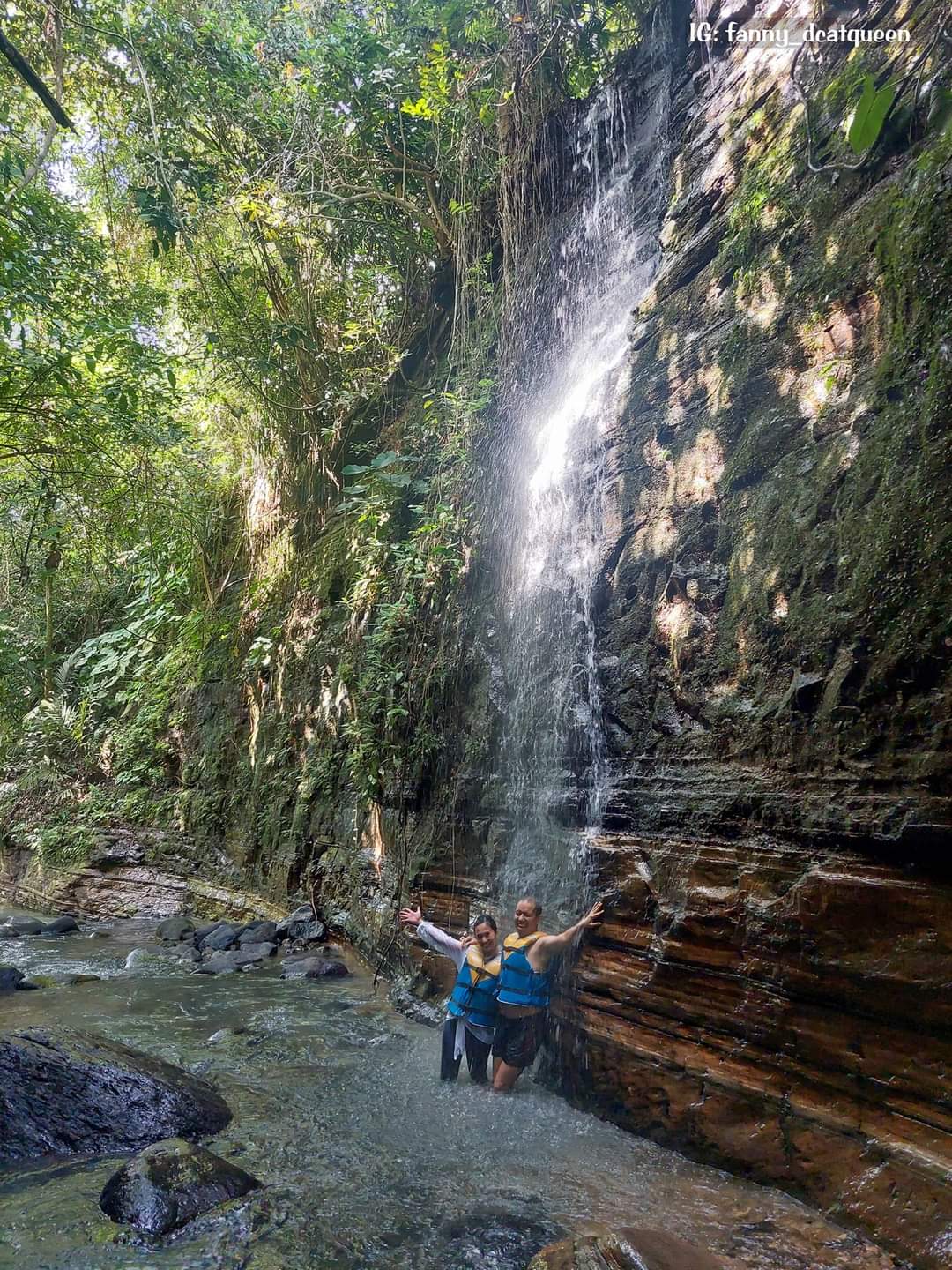 WISATA BANTEN: TREKKING BERSAMA KELUARGA KE CURUG PUTRI CARITA, ANYER