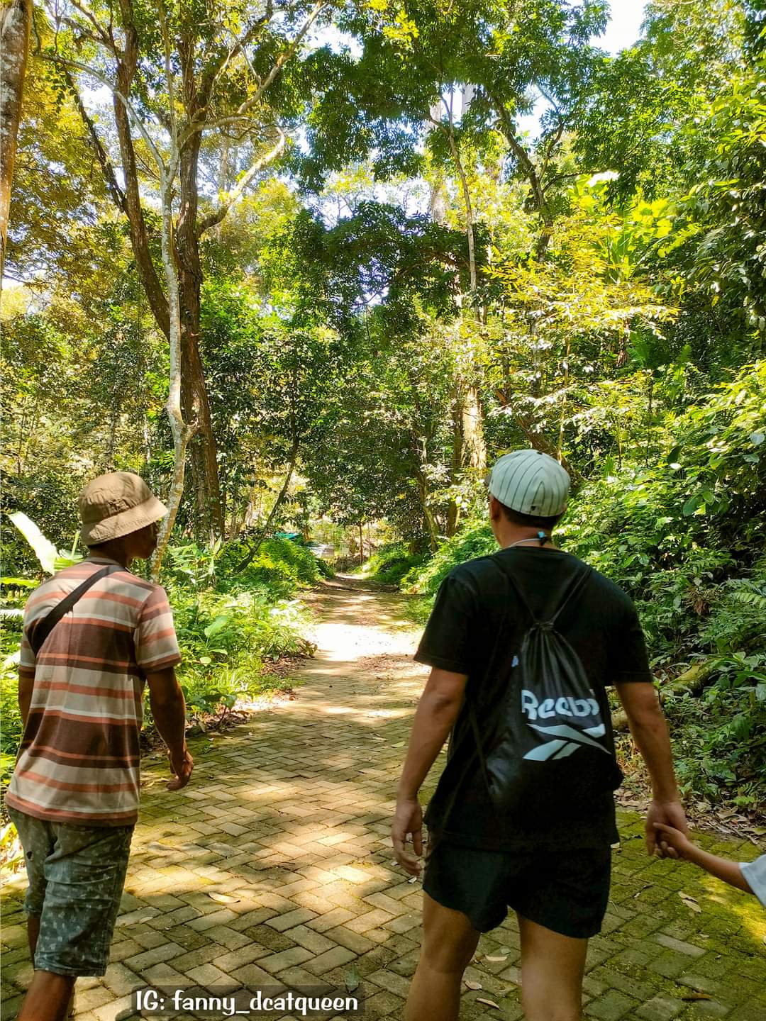 WISATA BANTEN: TREKKING BERSAMA KELUARGA KE CURUG PUTRI CARITA, ANYER