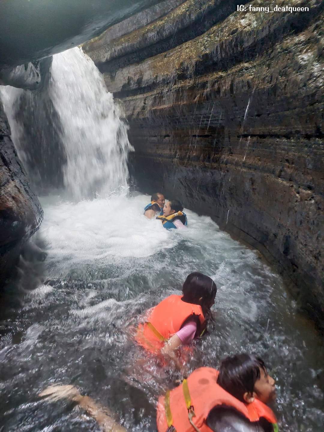 WISATA BANTEN: TREKKING BERSAMA KELUARGA KE CURUG PUTRI CARITA, ANYER