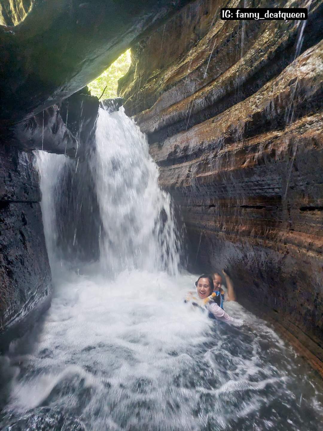 WISATA BANTEN: TREKKING BERSAMA KELUARGA KE CURUG PUTRI CARITA, ANYER