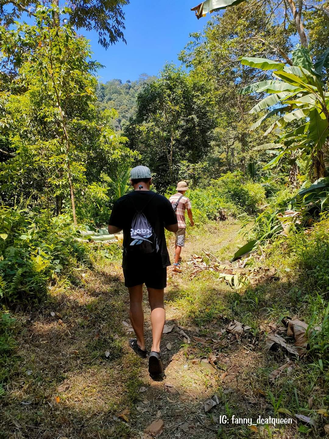 WISATA BANTEN: TREKKING BERSAMA KELUARGA KE CURUG PUTRI CARITA, ANYER