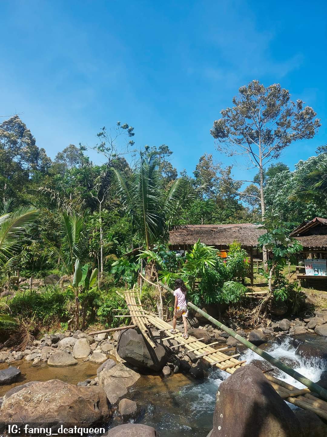 WISATA BANTEN: TREKKING BERSAMA KELUARGA KE CURUG PUTRI CARITA, ANYER
