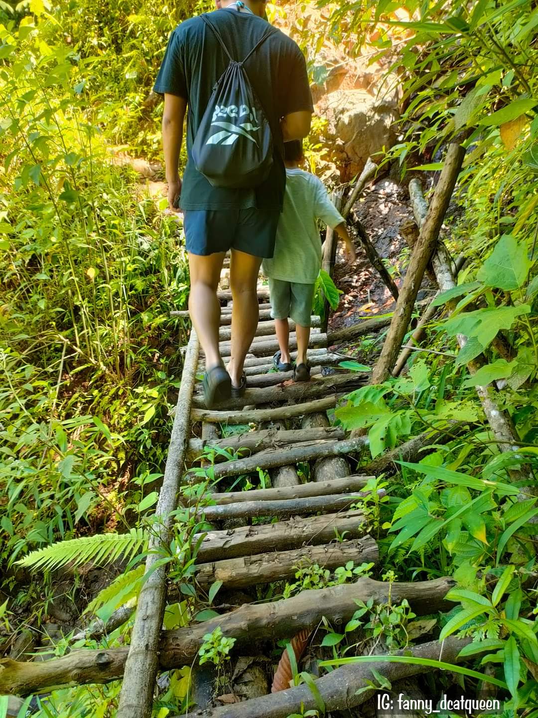 WISATA BANTEN: TREKKING BERSAMA KELUARGA KE CURUG PUTRI CARITA, ANYER