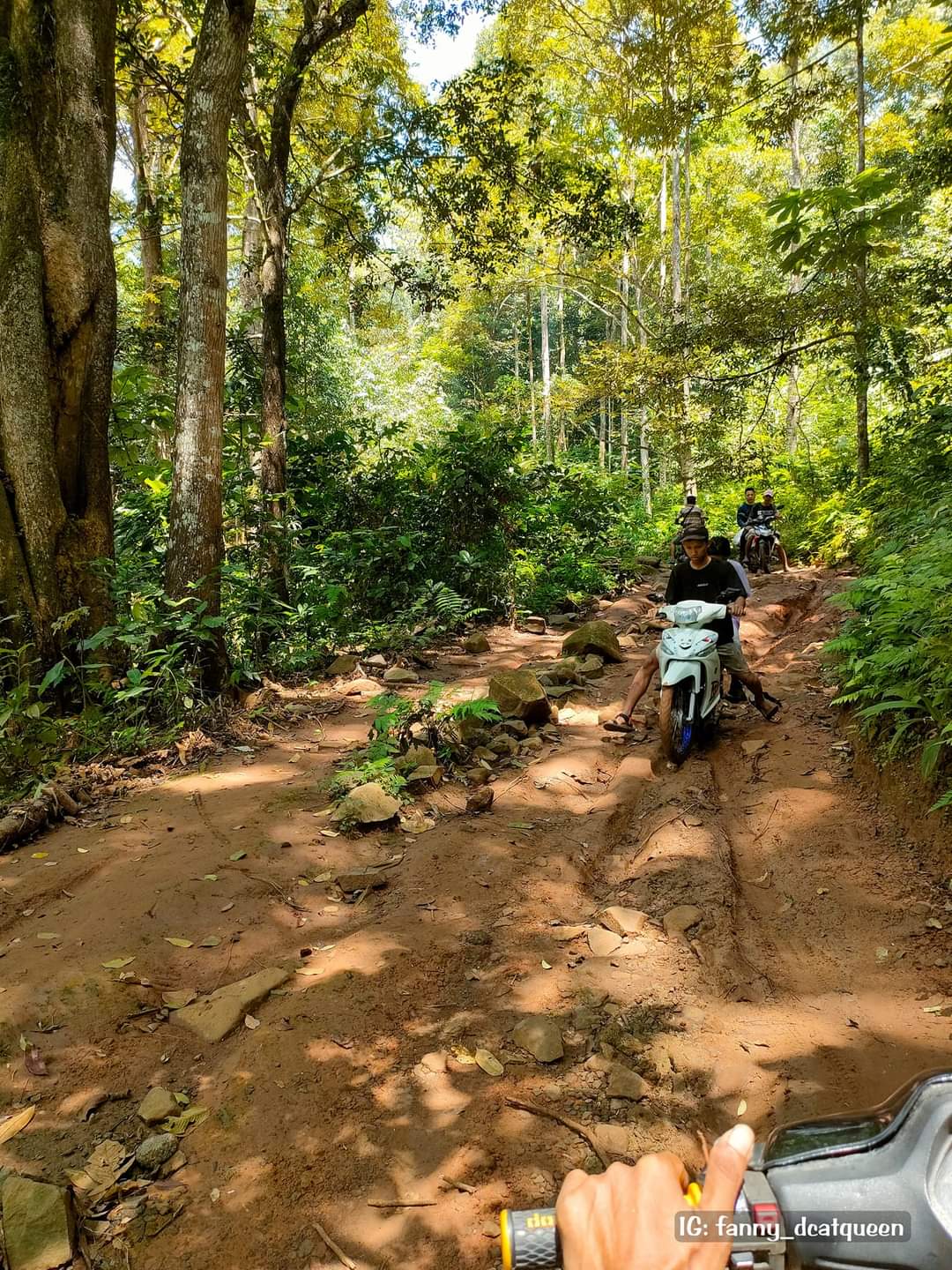 WISATA BANTEN: TREKKING BERSAMA KELUARGA KE CURUG PUTRI CARITA, ANYER