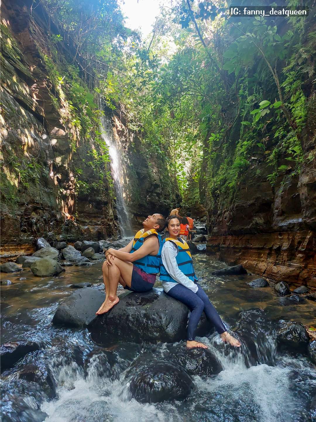 WISATA BANTEN: TREKKING BERSAMA KELUARGA KE CURUG PUTRI CARITA, ANYER