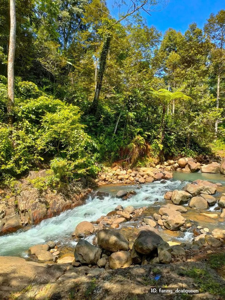 WISATA BANTEN: TREKKING BERSAMA KELUARGA KE CURUG PUTRI CARITA, ANYER