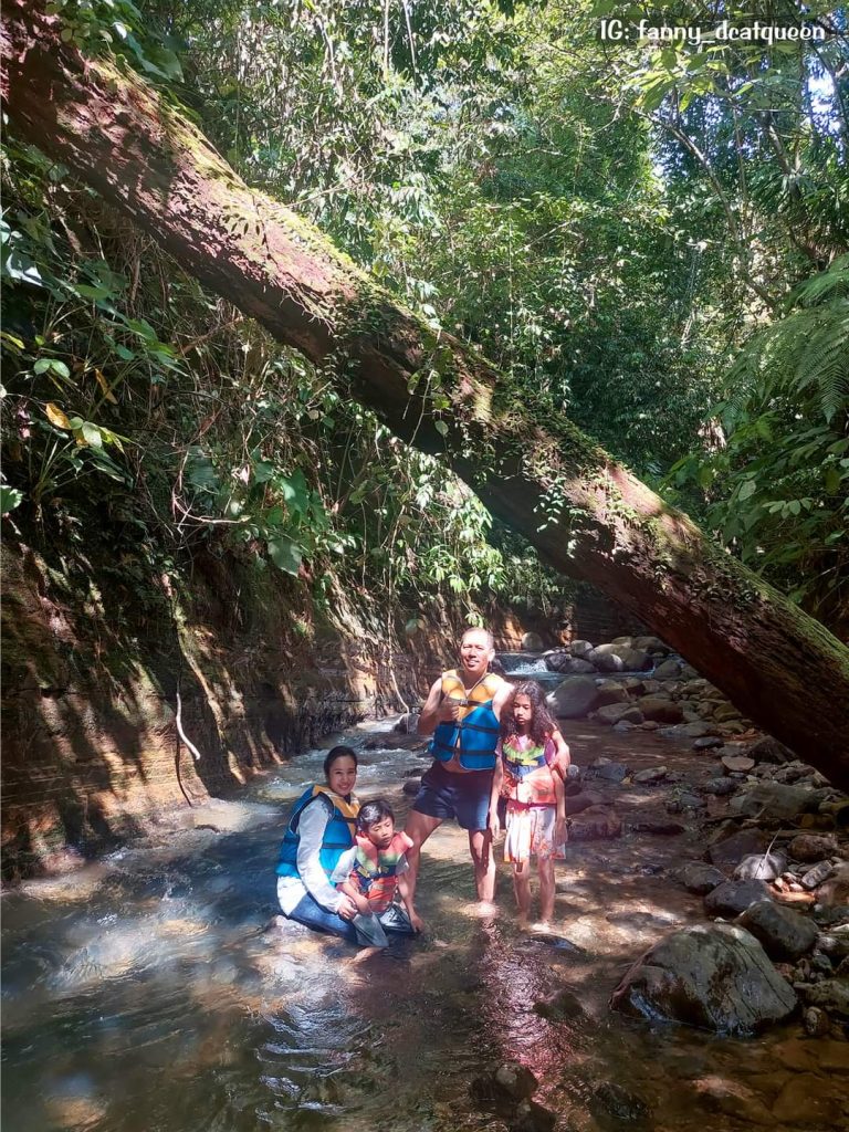 WISATA BANTEN: TREKKING BERSAMA KELUARGA KE CURUG PUTRI CARITA, ANYER