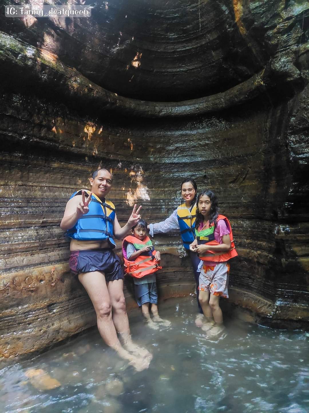WISATA BANTEN: TREKKING BERSAMA KELUARGA KE CURUG PUTRI CARITA, ANYER