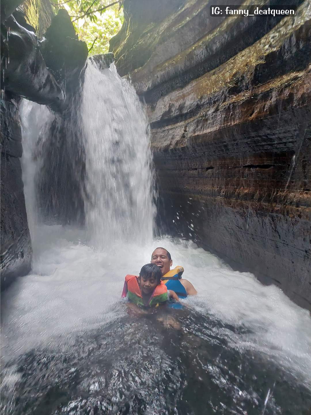 WISATA BANTEN: TREKKING BERSAMA KELUARGA KE CURUG PUTRI CARITA, ANYER