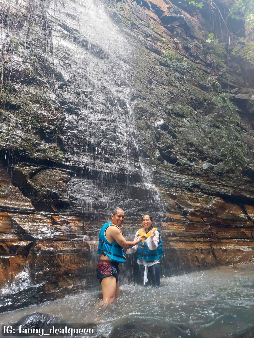 WISATA BANTEN: TREKKING BERSAMA KELUARGA KE CURUG PUTRI CARITA, ANYER