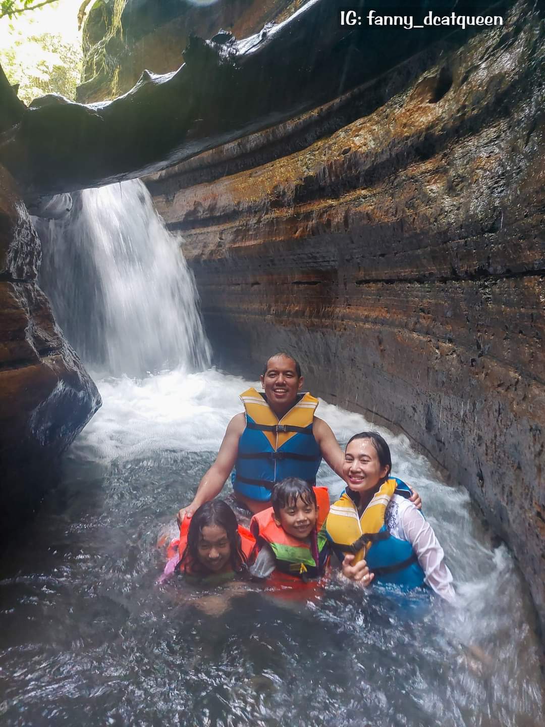 WISATA BANTEN: TREKKING BERSAMA KELUARGA KE CURUG PUTRI CARITA, ANYER